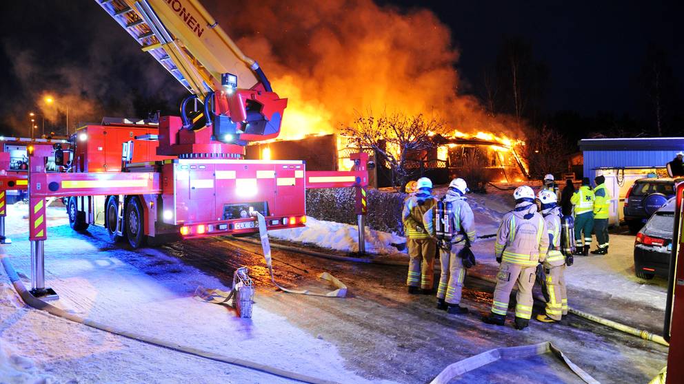 Kraftig villabrand i Karlstad | SVT Nyheter