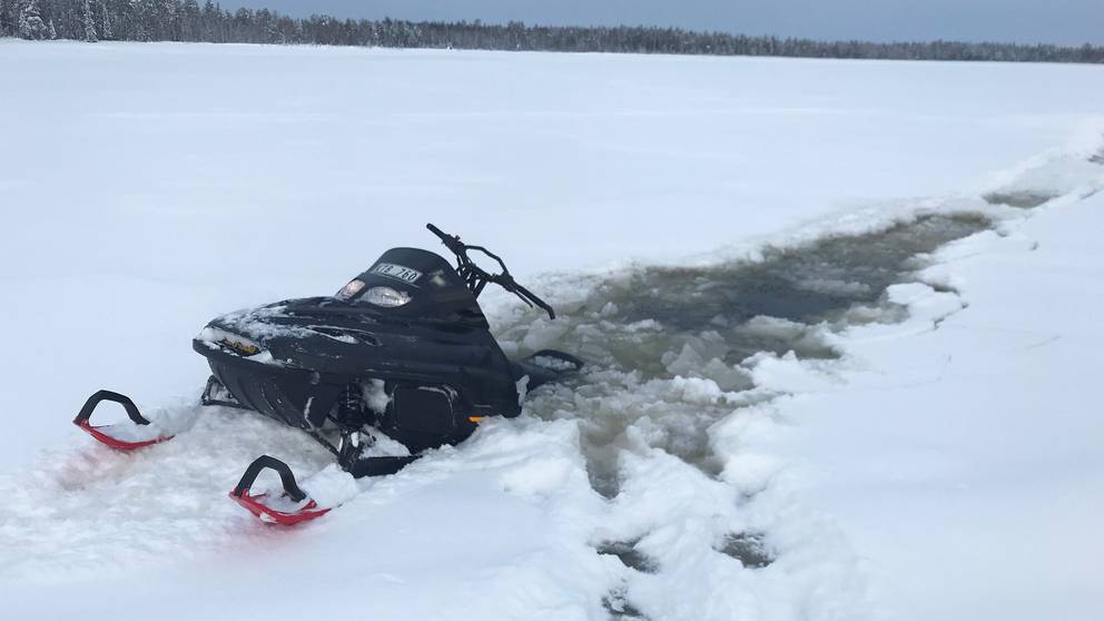 Samuel körde genom isen med skotern – överlevde | SVT Nyheter