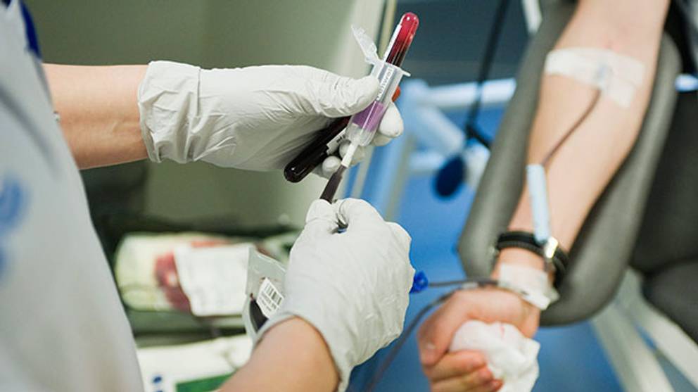 Blodtransfusion kan överföra dödlig sjukdom | SVT Nyheter