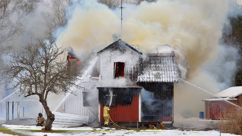 Barn saknas efter villabranden i Rejmyre | SVT Nyheter