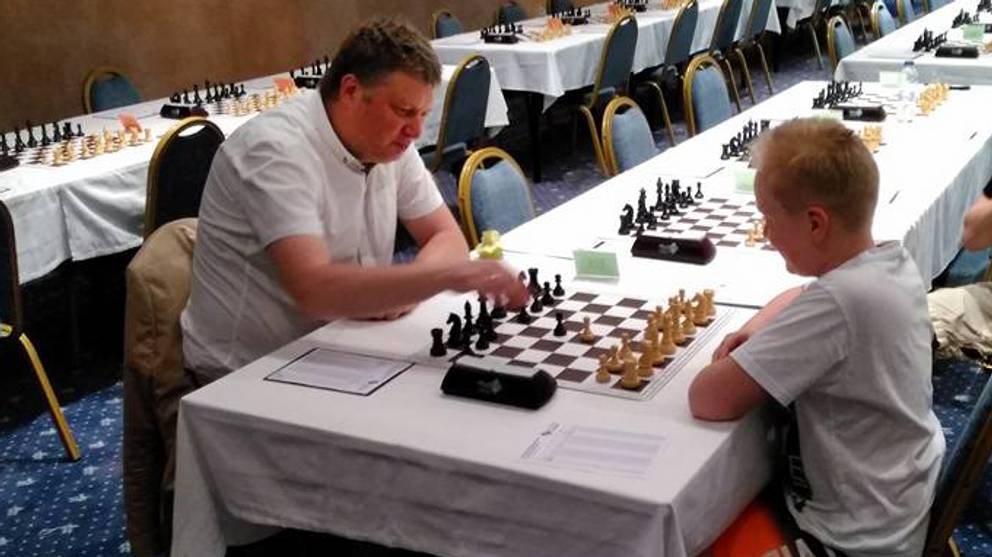 11-årige Adrian är kompis med världsspelaren | SVT Nyheter