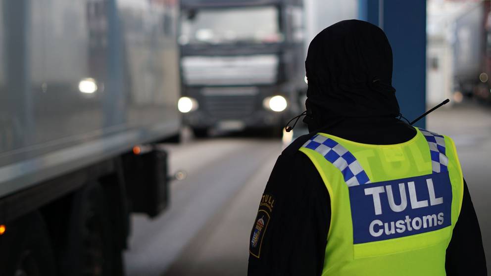 Se när tullen kontrollerar fordonen som kommer med färjan | SVT Nyheter