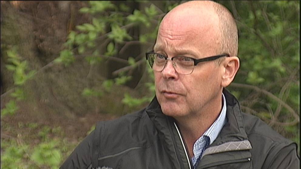 Inlåst på säkerhetsavdelning – nu kräver han skadestånd | SVT Nyheter