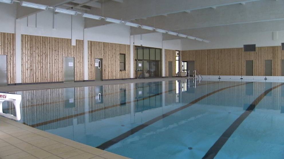 På besök i Norrtäljes nya badhus | SVT Nyheter