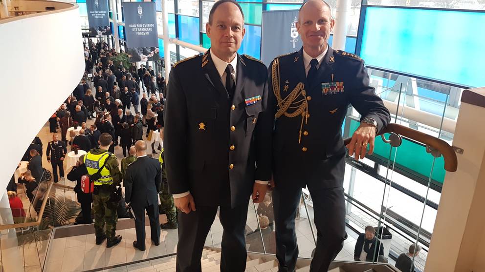 Här examineras 200 nya specialistofficerare på Halmstad arena | SVT Nyheter