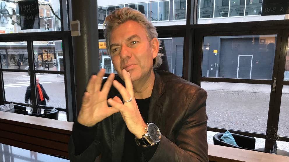 Lär dig ett magiskt trick av Joe Labero | SVT Nyheter