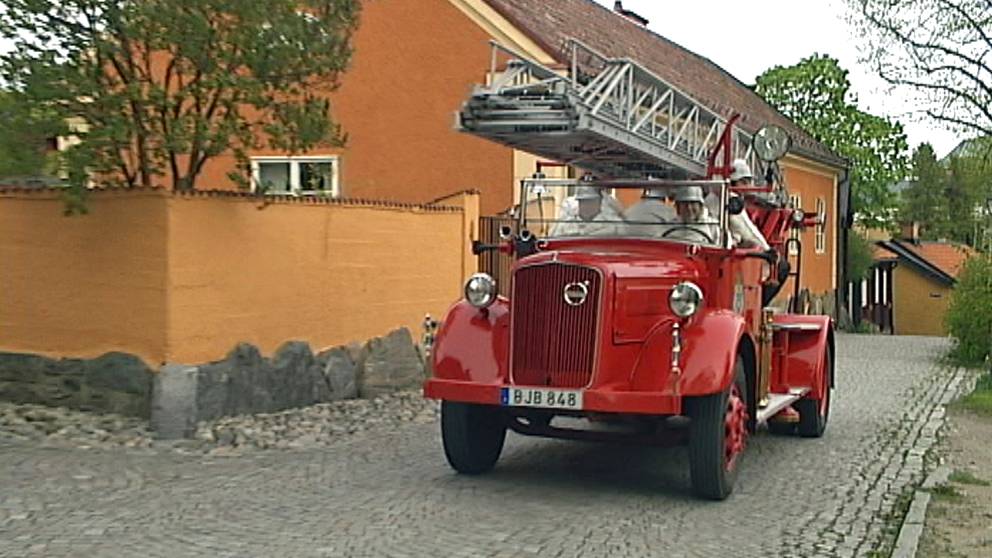 Gänget räddar gamla brandbilar från döden | SVT Nyheter
