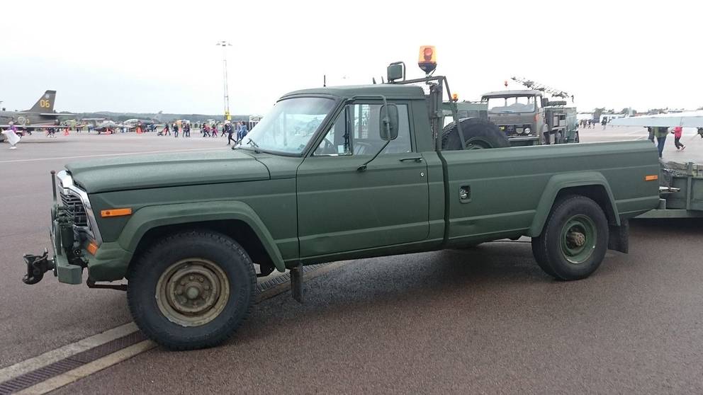 Försvarsanställda vill skrota ”Dallas-jeepar” | SVT Nyheter