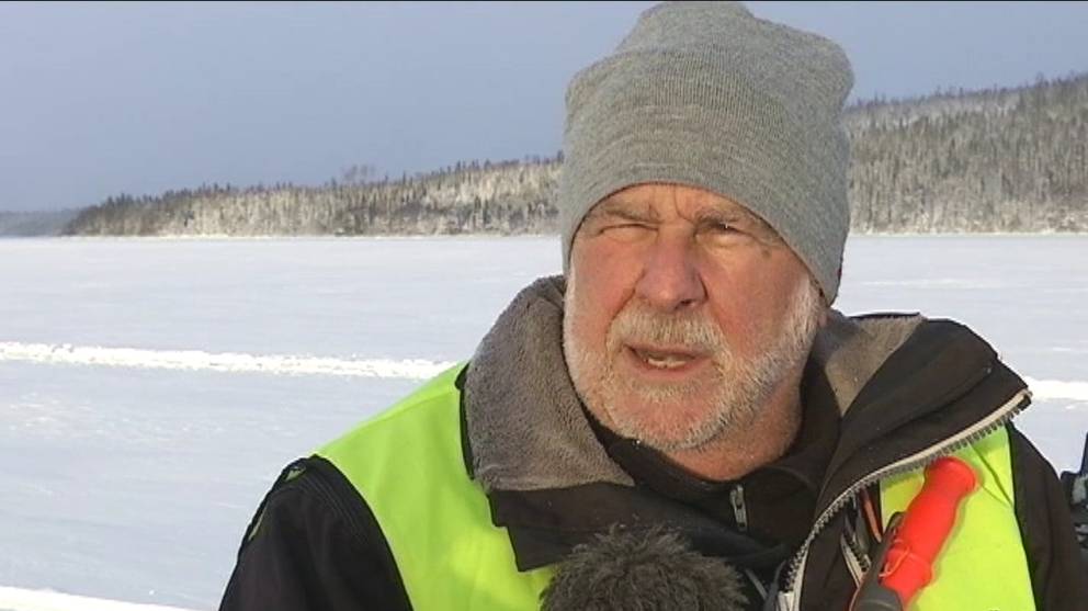 Skotrar genom isen på Ånnsjön | SVT Nyheter