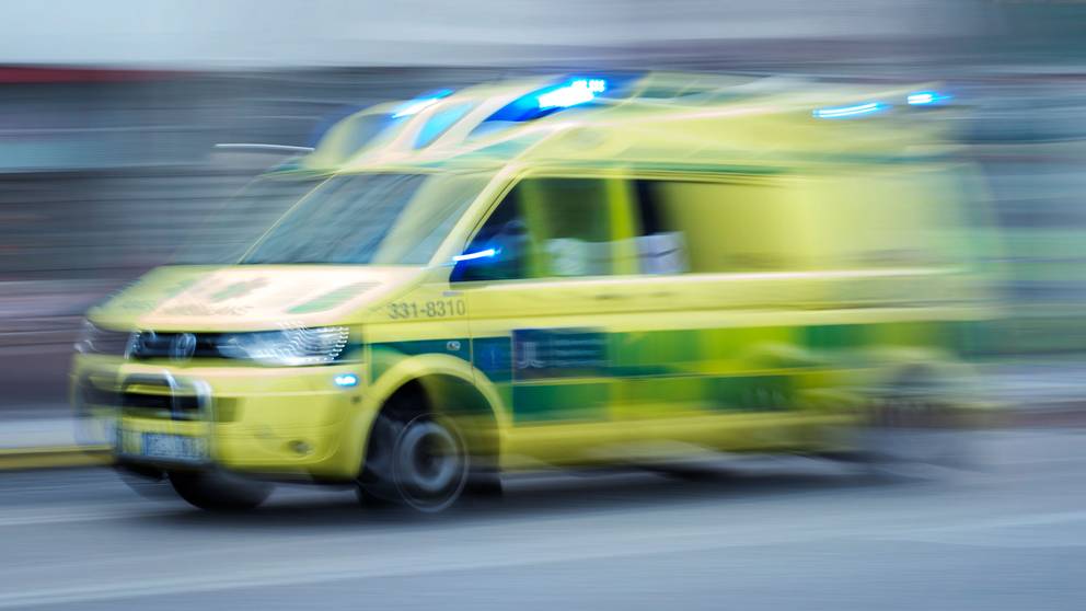 Ambulans på väg mot förlossningen hindrad av fordon | SVT Nyheter
