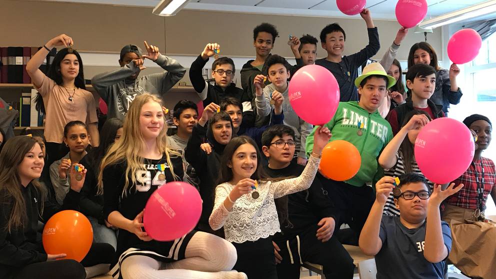 Lundbysexorna prisades för sina insatser för sjuka barn | SVT Nyheter