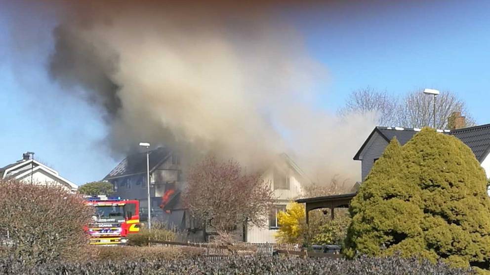 Kraftig villabrand i Kallinge – ”helt övertänd” | SVT Nyheter