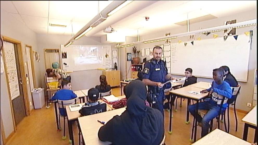 Klasspoliser på Vivallaskolan vill skapa trygghet och förtroende | SVT ...