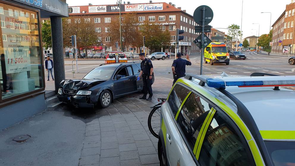 Bil och cyklist i krock i Malmö – två till sjukhus | SVT Nyheter
