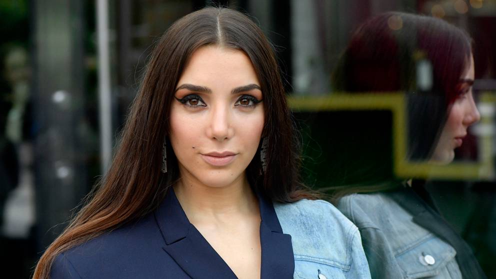 Gina Dirawi romandebuterar | SVT Nyheter