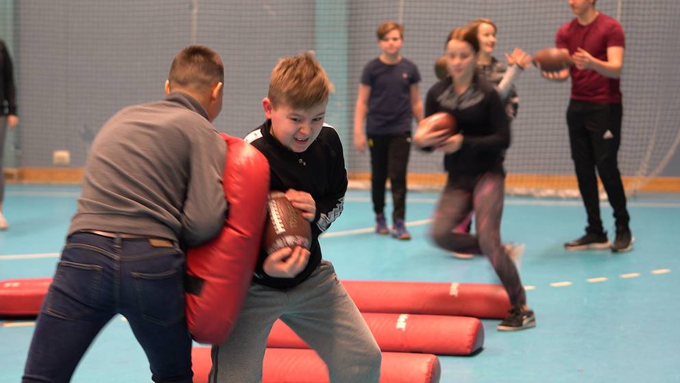 Amerikansk fotboll ”prova-på träning” i Bombardier arena i Västerås ...