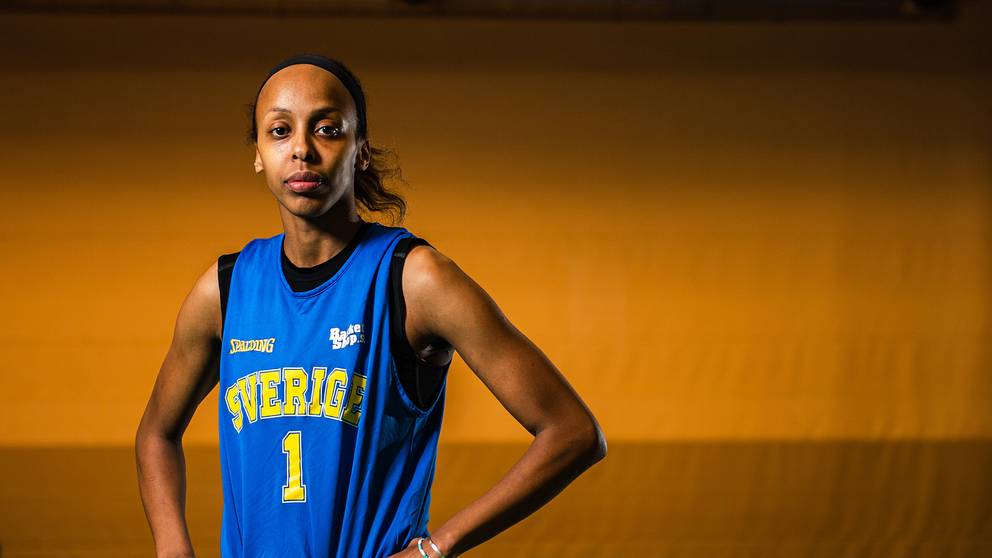 Farhiya Abdi bryter sitt kontrakt: ”Måste hem oavsett” | SVT Sport