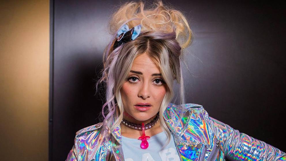 Fiona Fitzpatrick skriver musik med sin pappa | SVT Nyheter