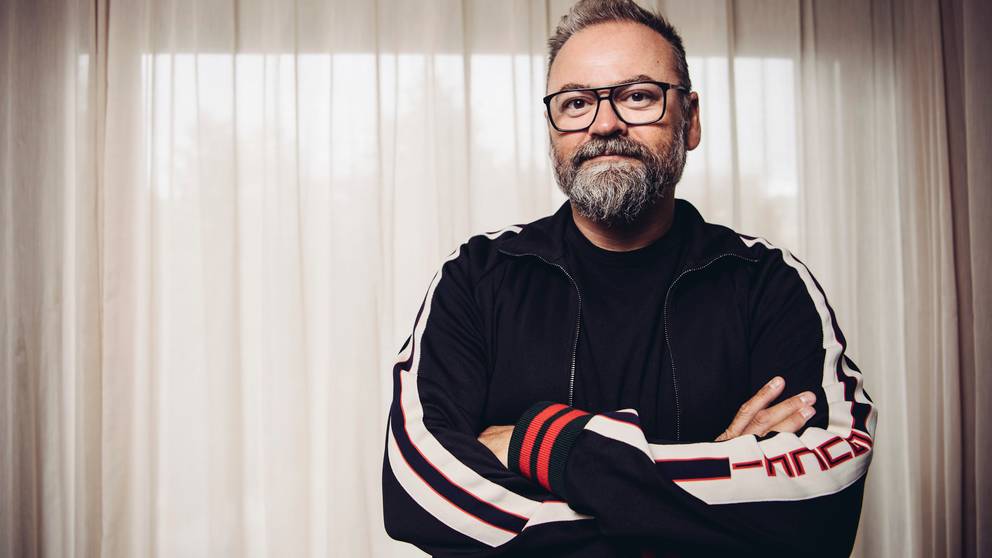 Programledaren Adam Alsing död i sviterna av corona | SVT Nyheter