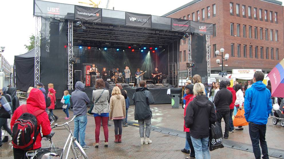 VIP-gala i regnigt Umeå | SVT Nyheter