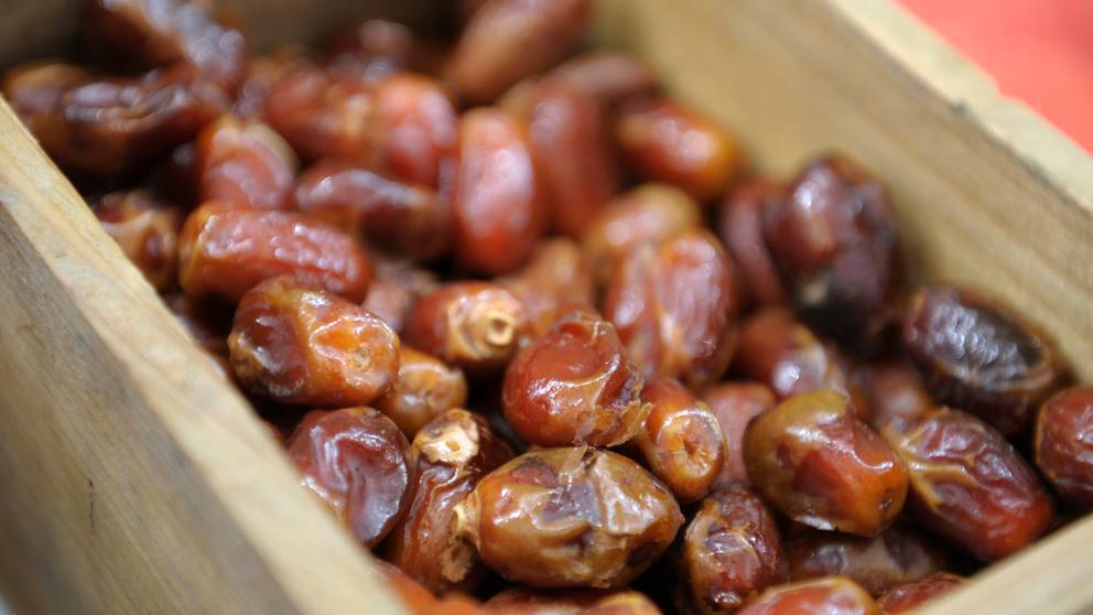 Färska dadlar med rökta mandlar | SVT recept