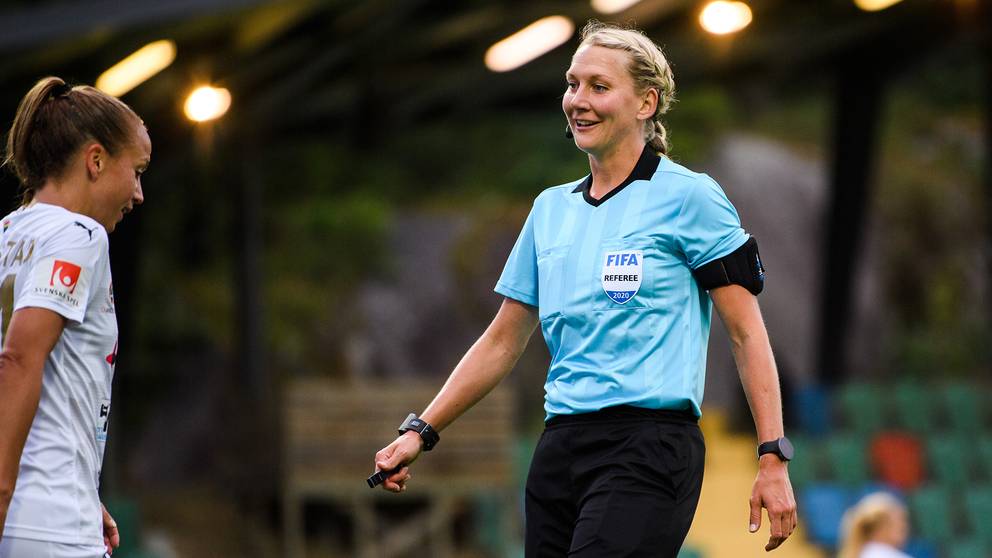 Domaren Tess Olofsson debuterar – klar för fotbolls-EM | SVT Sport