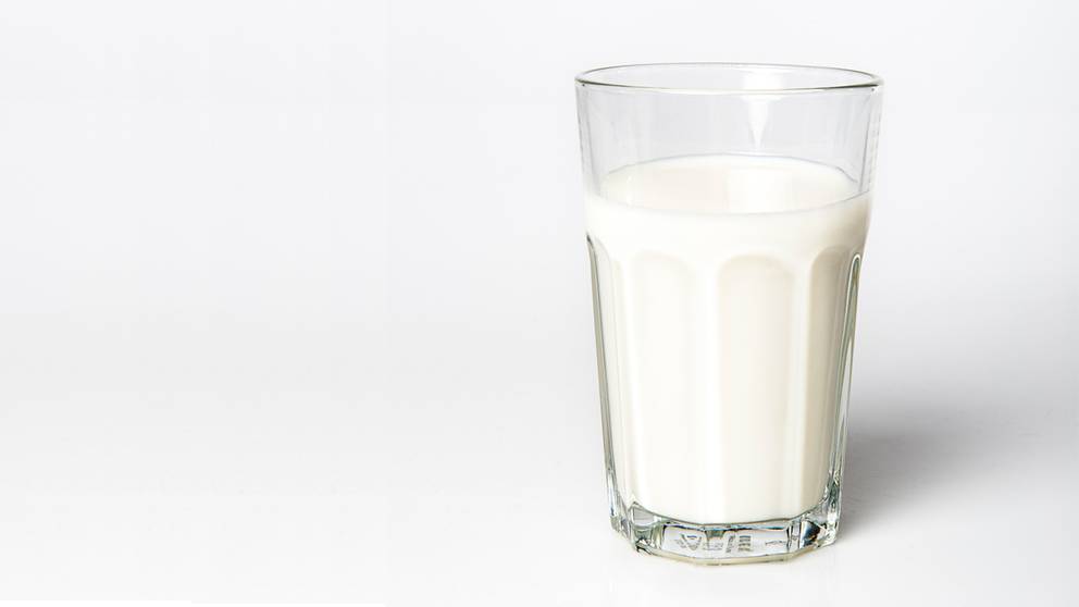 Svenskarna dricker allt mindre mjölk | SVT Nyheter