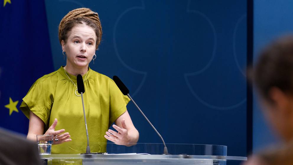 Amanda Lind: ”Finns ett värde i att elitidrotten håller igång” | SVT ...