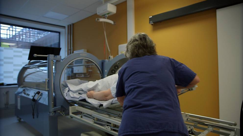 Karolinska testar syrgas i tryckkammare mot covid-19 | SVT Nyheter