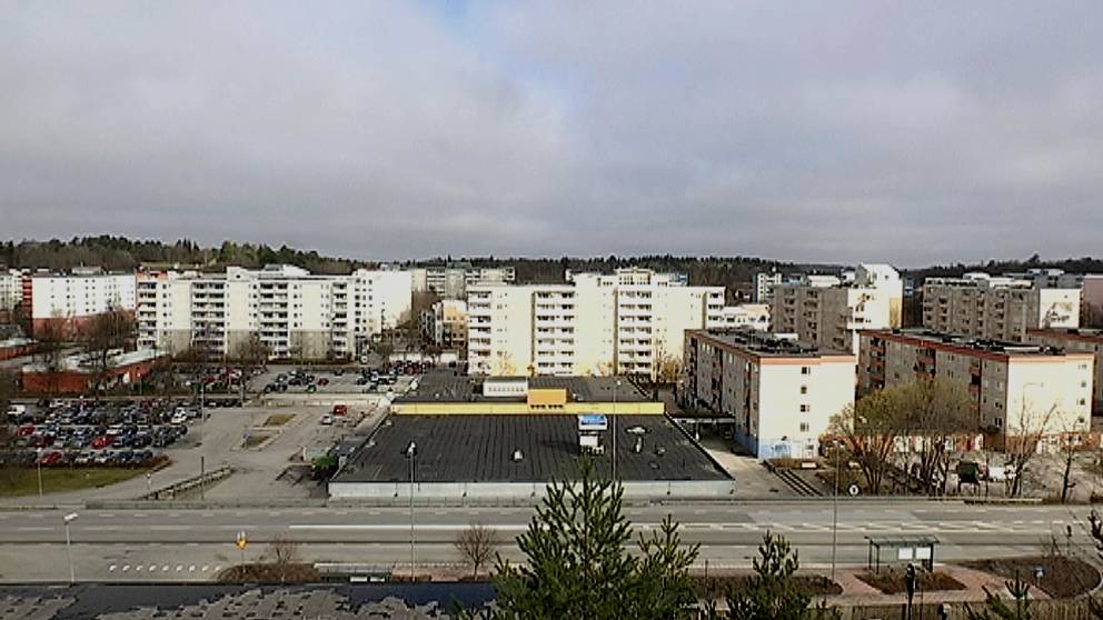 Norsborgs centrum rivs – ägarna vill skapa en tryggare plats | SVT Nyheter