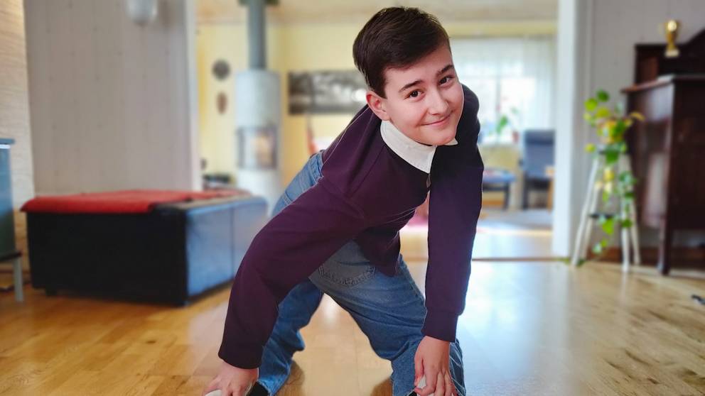 13-årige Adam är kontorsionist: ”De flesta blir rädda” | SVT Nyheter