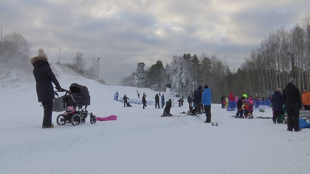Besöksrekord för Vedbobacken i Västerås under pandemivintern | SVT Nyheter