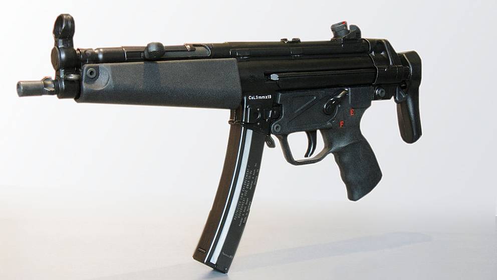 Polis sköt vådaskott med automatvapen – varnas | SVT Nyheter