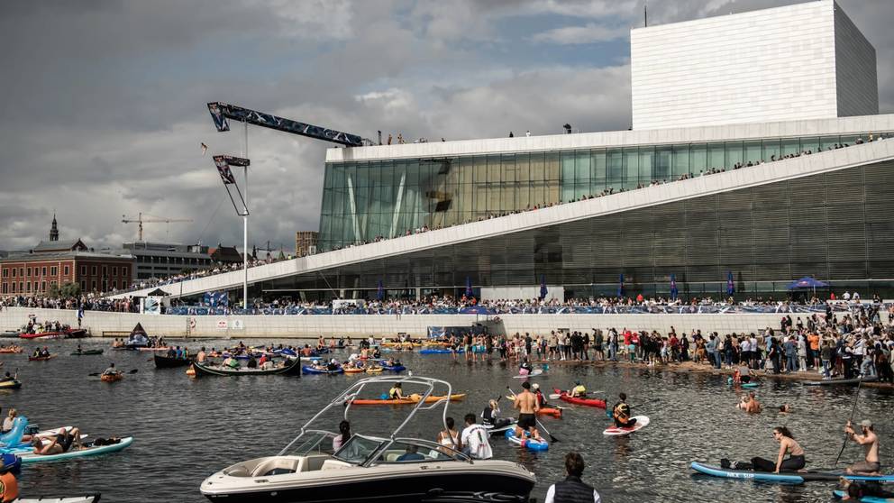 Här dyker de från taket på Operahuset i Oslo | SVT Nyheter