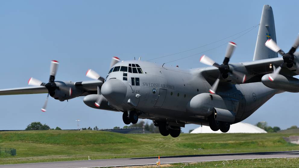 Två svenska militärflygplan på väg mot Afghanistan | SVT Nyheter