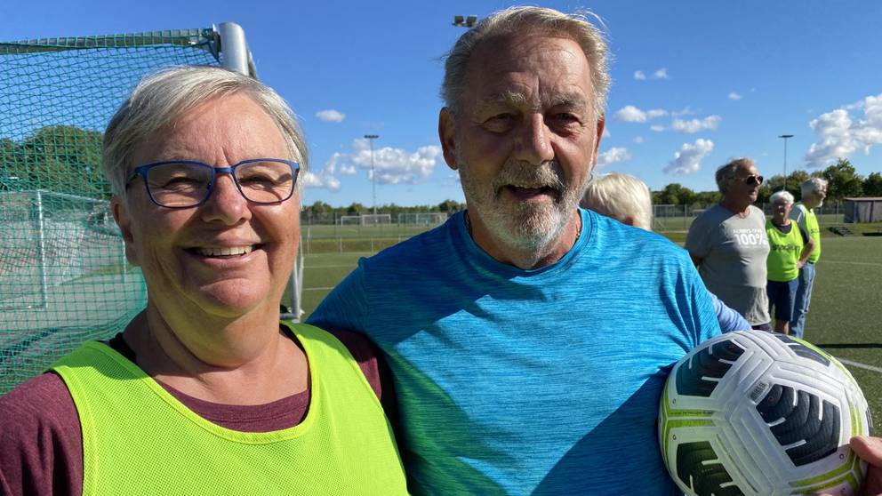 Möt fotbollsspelarna i Landskrona som går med bollen | SVT Nyheter
