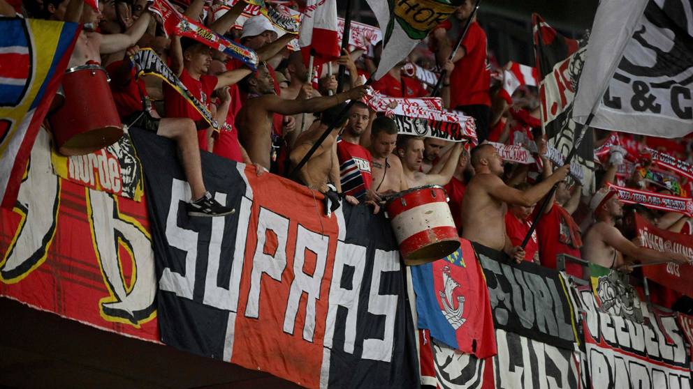 Tyska fans förstärkta av PSG-huliganer pekas ut efter gårdagens upplopp ...