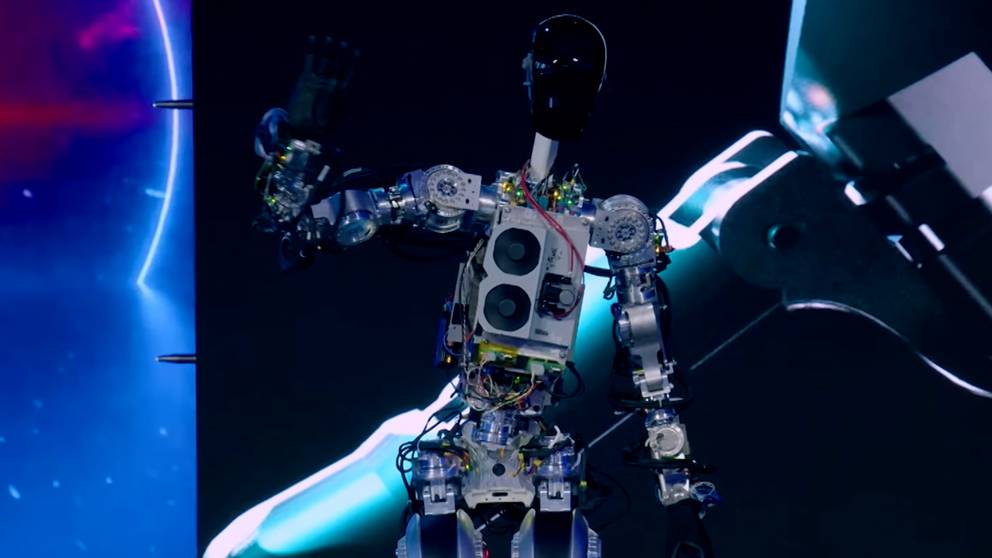 Musks nya robot ska bli den nya hjälpredan i hemmet | SVT Nyheter