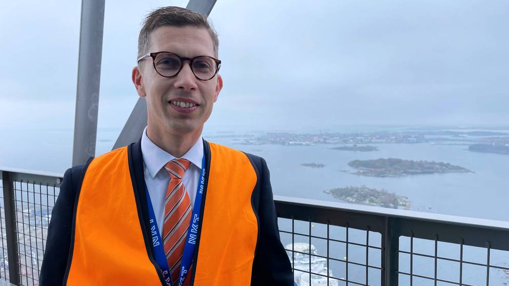 Här invigs det 150 meter höga tornet – i höstdimman | SVT Nyheter