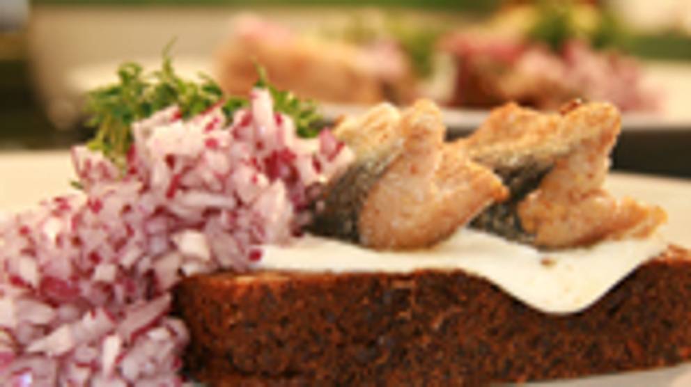 Stekt inlagd strömming med färskpotatis | SVT recept