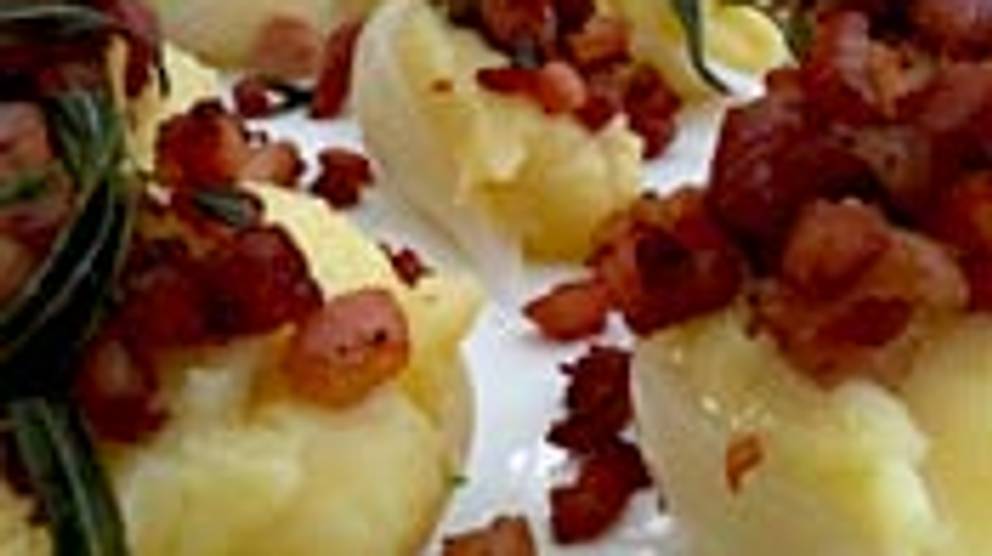 Picklad silverlök med potatis och rökt sidfläsk | SVT recept