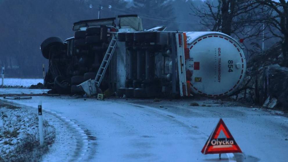 Tankbil med metangas har vält – gårdar har utrymts | SVT Nyheter