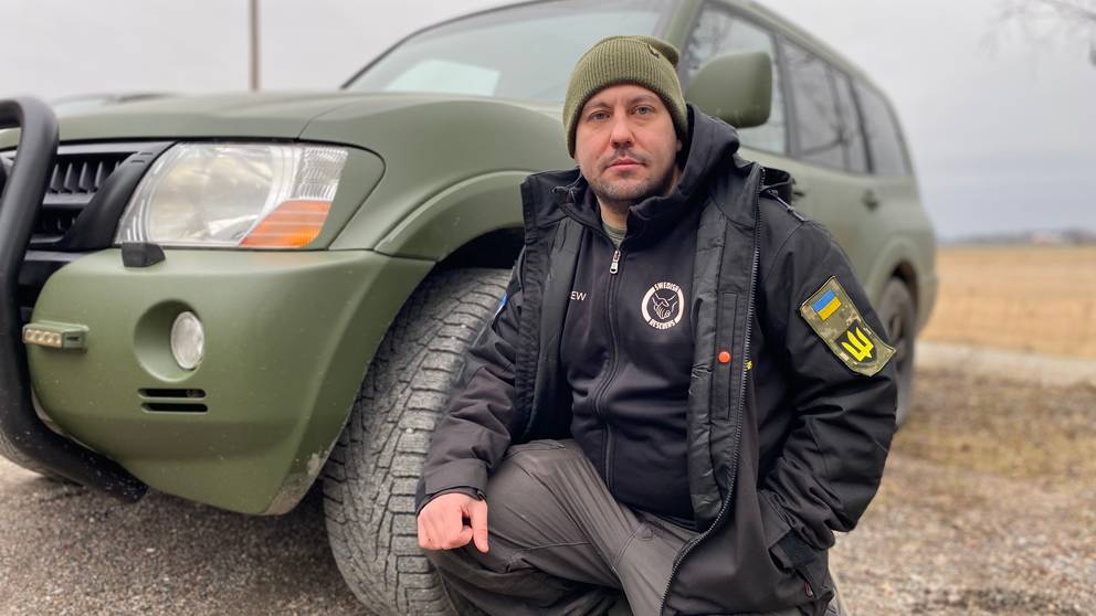 Läkaren Patrik bygger om bilar till ambulanser – för Ukraina | SVT Nyheter