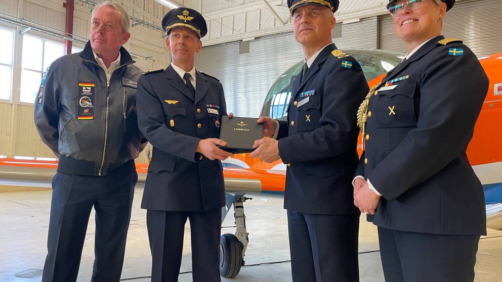 Nya skolflygplanet har landat på Malmen | SVT Nyheter