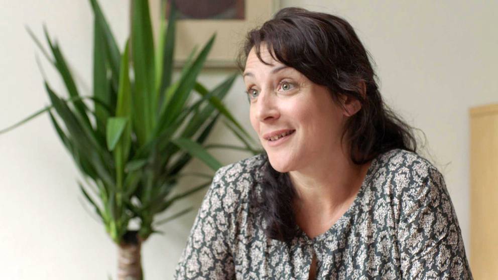 ”Solsidan”-skådespelaren Rebecka Teper är död | SVT Nyheter