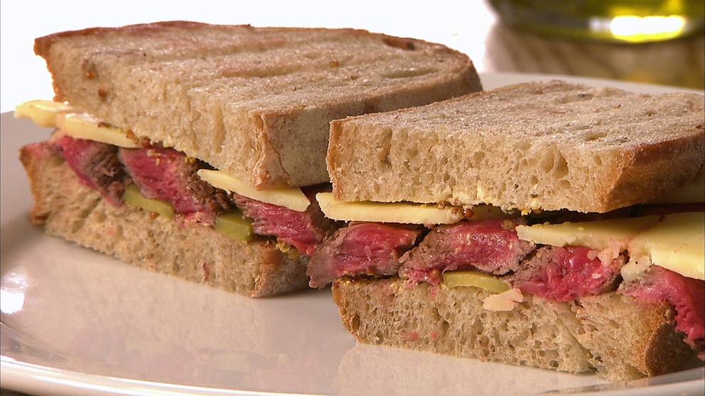 Steak sandwich med rumpstek, cornichoner och cheddarost | SVT recept