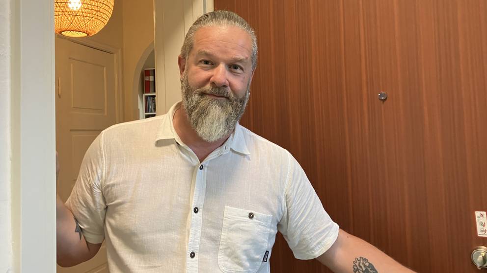 Tobias vägrar betala dubbla hyreshöjningar: ”Magstarkt” | SVT Nyheter