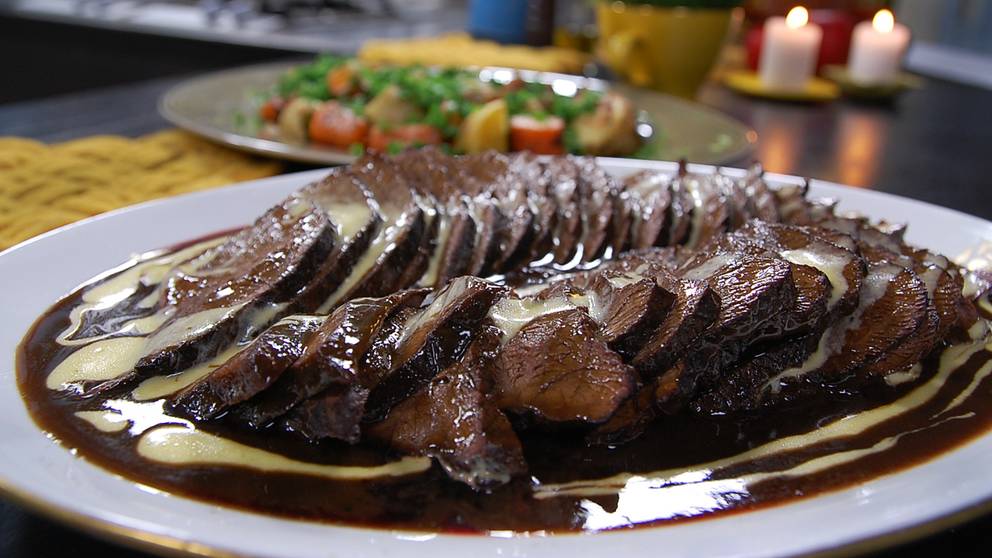 Porterstek med gräddstekta och pressade rotfrukter | SVT recept