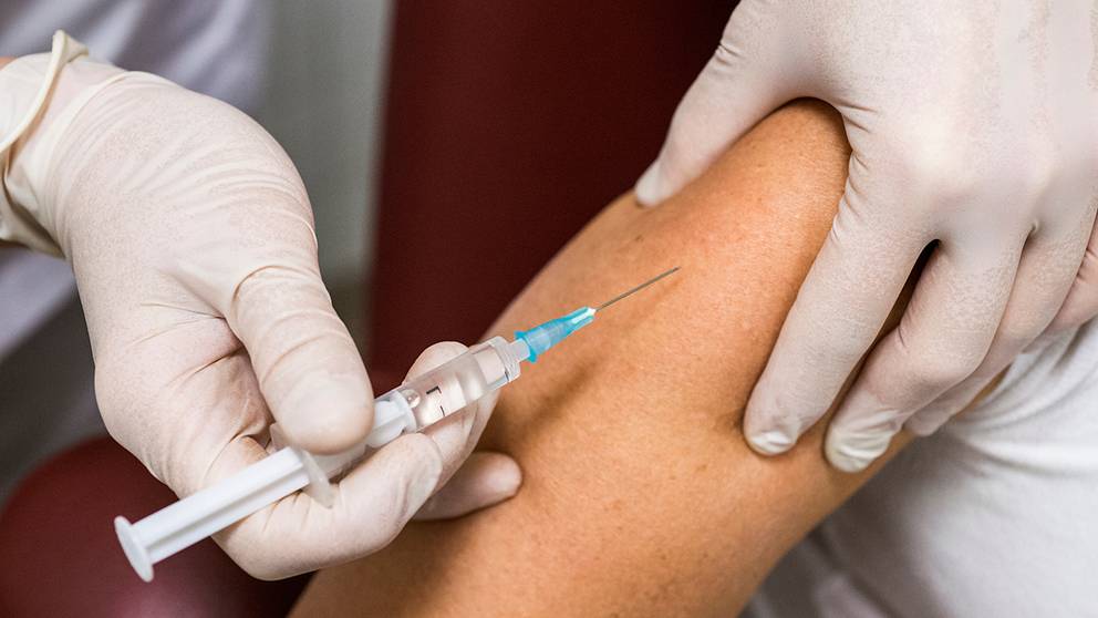 Studie: Läkare lätta att muta | SVT Nyheter