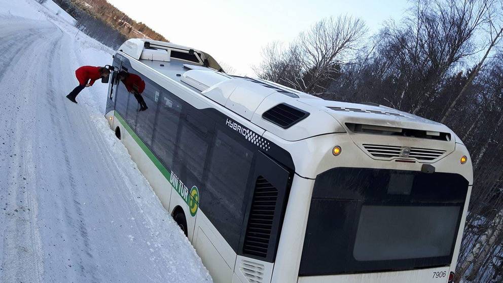 Skolbuss körde av vägen | SVT Nyheter